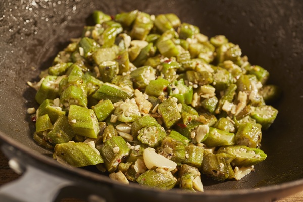 Salteado de okra al estilo hindú - Disfruta & Verdura